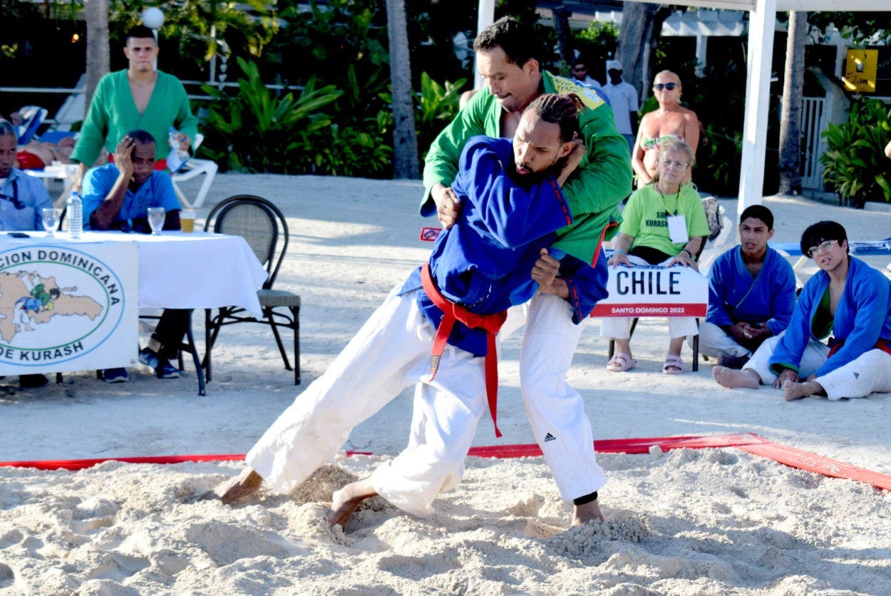César Naranjo conquista categoría Abierta en el kurash de playa