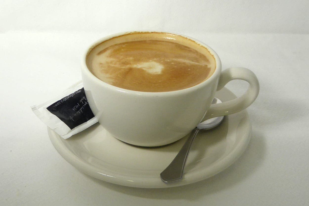 Un café con leche podría tener efectos antiinflamatorios, según estudio
