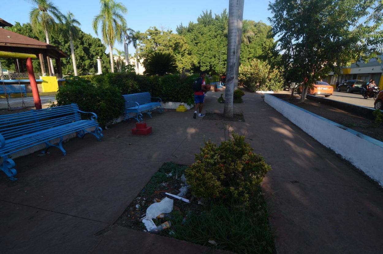 Parque Dajabón: Sucio, deteriorado, abandonado, ruinoso, convertido en ...