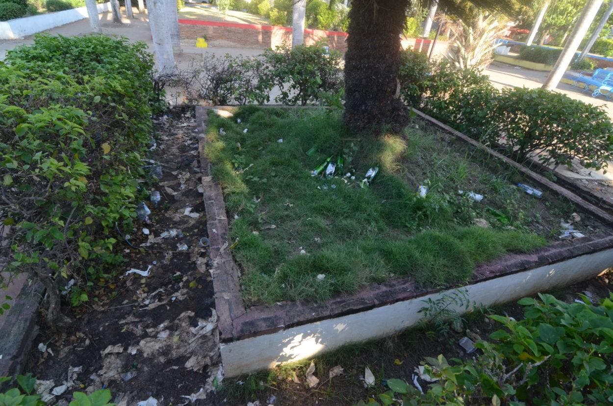 Parque Dajabón: Sucio, deteriorado, abandonado, ruinoso, convertido en ...