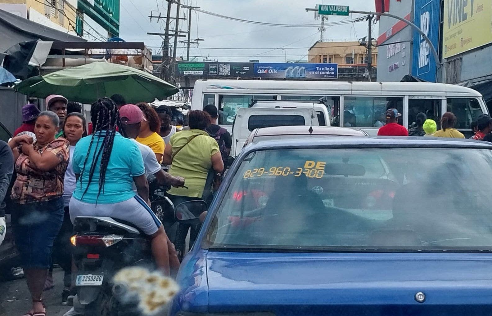 Caos en el transporte en la avenida Duarte