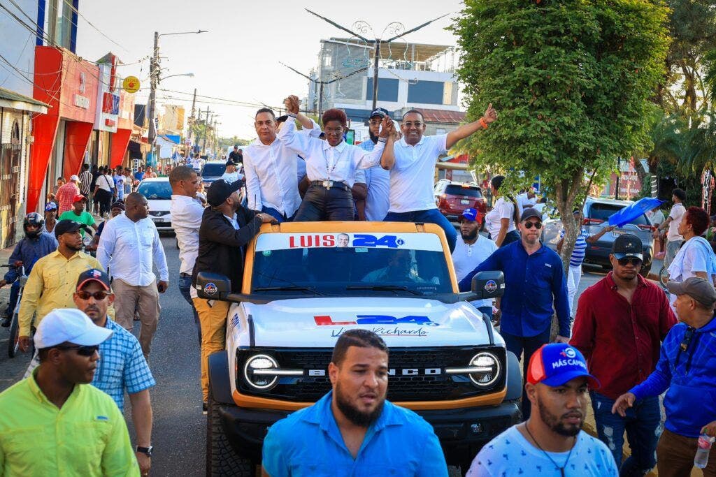 Víctor Pichardo encabeza caravana en Monte Plata junto a candidatos PRM
