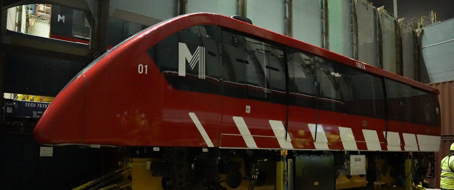 Llega primer tren del monorriel de Santiago