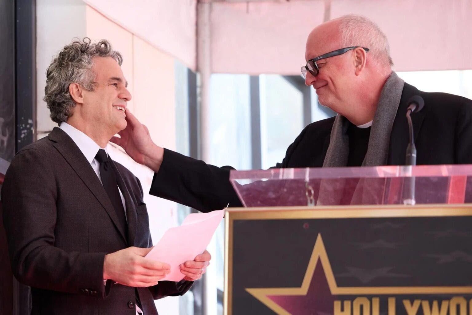 Mark Ruffalo recibe su estrella en el Paseo de la Fama de Howllywood