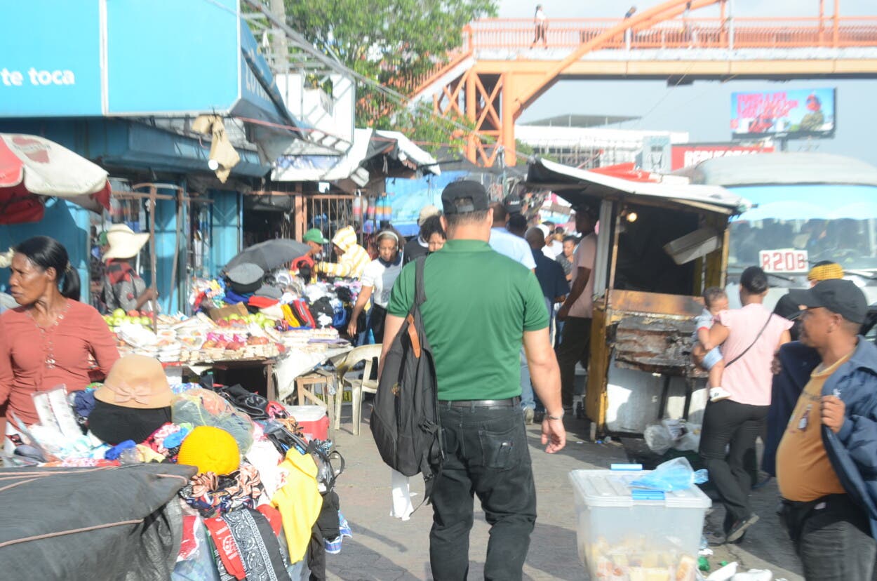 Estación del metro María Montez, un caótico mercado