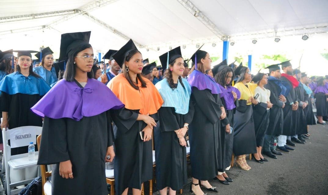 UASD gradúa a 2,432 profesionales en ceremonia emotiva