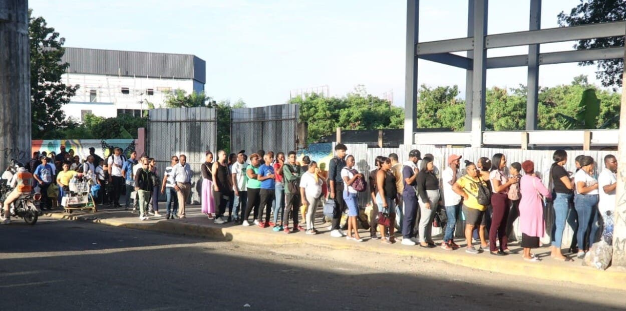 Aglomeraciones y largas filas marcan el inicio de la ampliación de la ...